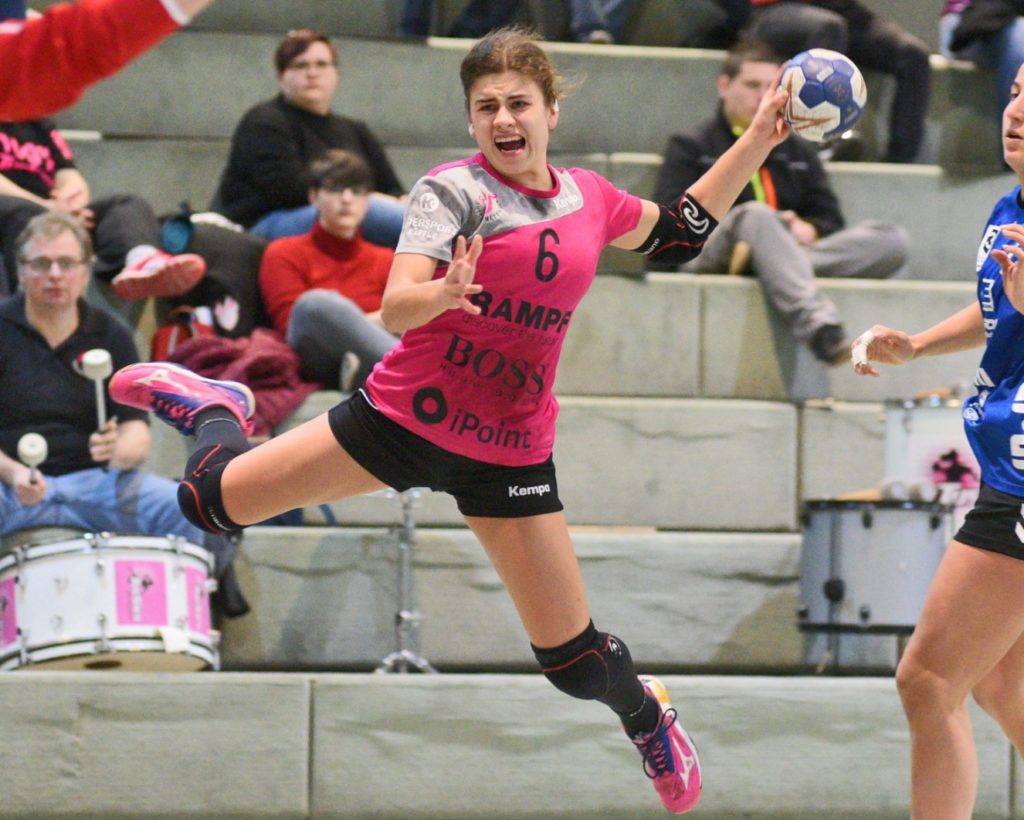 Lisa Laux unterschreibt bei der OLSTA GmbH // OLSTA