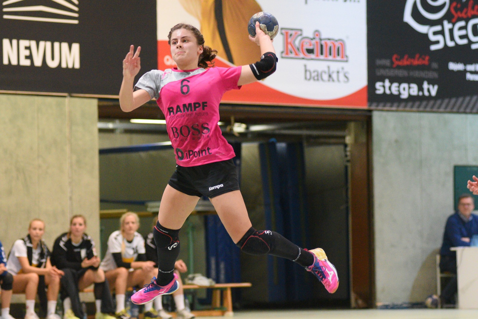 Lisa Laux unterschreibt bei der OLSTA GmbH // OLSTA